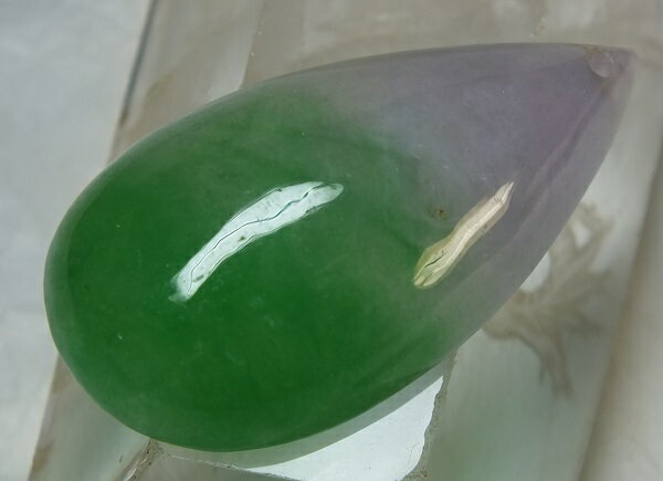 サイズ：44×24×10mm　重さ：17.6g　 ●緑色が綺麗なミャンマー翡翠。透明感の有る氷種（アイスジェダイト）です。仄かにラベンダー色も混ざった珍品です。石コレクションやお守りに。上部に貫通穴（横向）が有るのでペンダントトップや下げ飾...