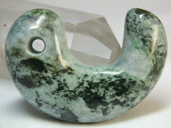 サイズ：56×38×厚18mm　重さ：56.5g　 ●糸魚川翡翠は日本翡翠独特な落ち着いた石質です。石コレクションや置物、下げ飾り等に。 ※当方の糸魚川翡翠は、新潟のヒスイ海岸に打ち上げられた小翡翠です。地元の職人さんにより、手磨きで作られ...