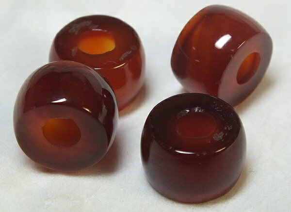 サイズ（約）：直径11×厚7mm　重さ：4Pで6.7g　 ●温かみのある赤瑪瑙。綺麗に研磨された平丸玉です。御得な4個セット。直径約4mmの貫通穴が有ります。石コレクションやアクセ作り等に。　yo.r　 ●瑪瑙は、家庭内のトラブルを未然に防...