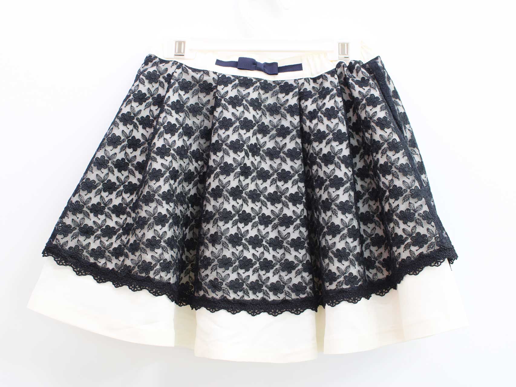 サイズ 120cm 素材 ナイロン100% 色 黒、白 汚れ、ダメージ等 汚れや色褪せはありません 使用感ランク A 性別 女の子 その他 ウエスト背面ゴム、アジャスター付き。 ボトムス横は開閉しません。ウエストからの総丈:37cm ＊使用...