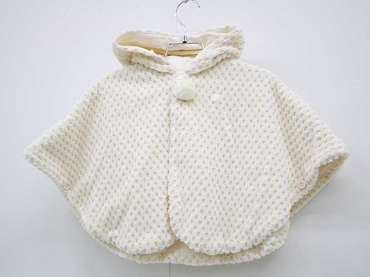 サイズ 70‐90cm（フリーサイズ） 素材 【表地】綿65％・ポリエステル35％【裏地】綿100％ 色 ライトベージュ 汚れ、ダメージ等 汚れ、色褪せなし 使用感ランク A 性別 女児 その他 特になし ＊使用感ランクは、Cを除き、あくま...