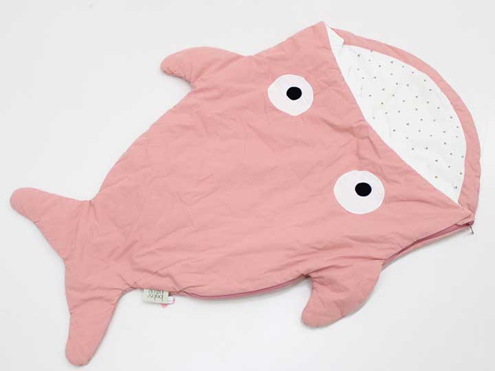 サイズ タテ約85cm×ヨコ最大約52cm 素材 綿100％ 色 ピンク、白ほか 汚れ、ダメージ等 汚れや色褪せはなく綺麗な状態です 使用感ランク 特A 性別 男女兼用できるデザインだと思います その他 ネット限定販売品 定価税込15,40...