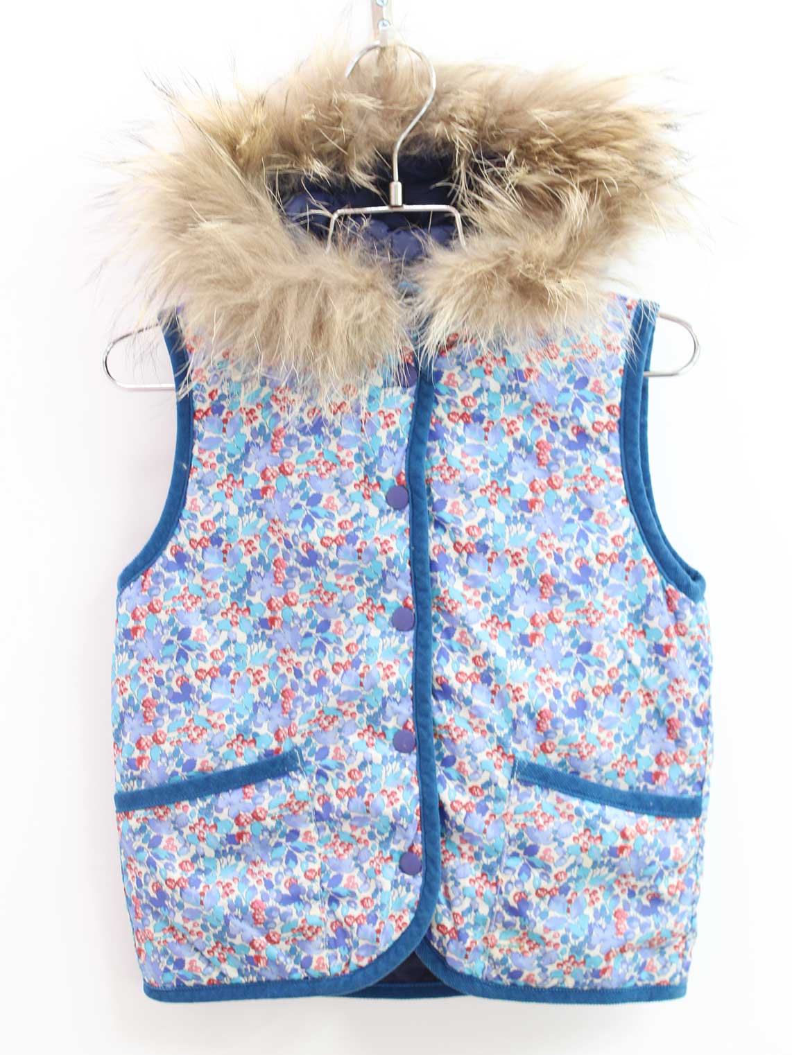 サイズ 110cm 素材 両面：ナイロン100％ 詰め物：ポリ100％ ファー：タヌキ 色 青、水色、白、紺ほか 汚れ、ダメージ等 無地側の右ポケット＆花柄の両ポケットに軽い汚れ、無地側の左ポケットに引掛け、ボタンに軽い擦れがありますが、他...