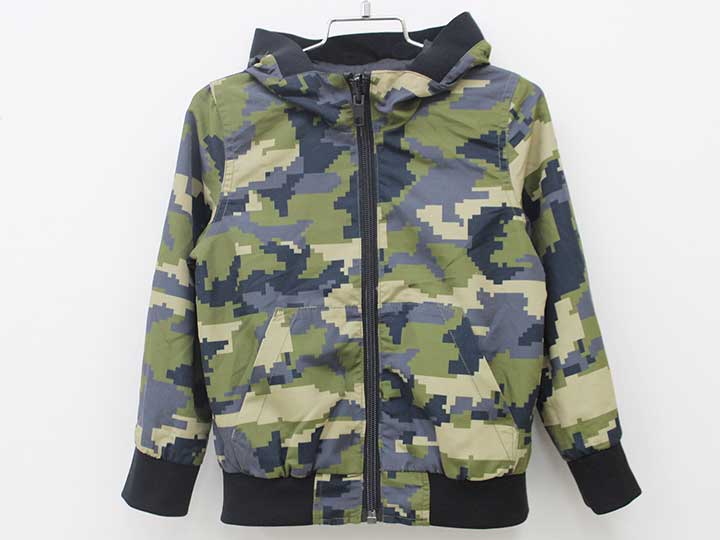 サイズ 104cm（4） 素材 ポリ100％ 色 カーキ、紺、赤、黒ほか 汚れ、ダメージ等 汚れや色褪せはありません 使用感ランク A 性別 男の子 その他 リバーシブル 2.3回使用のみ ＊使用感ランクは、Cを除き、あくまでも使用感のみ表...