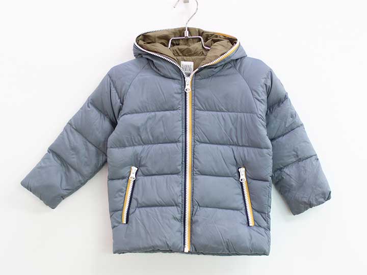 サイズ 100cm 素材 ナイロン100％中わた：ダウン10％・フェザー10％ 色 青 汚れ、ダメージ等 身頃と袖に軽い汚れがありますが、写真でもわかりづらく目立つものではありません 使用感ランク AB 性別 男の子 その他 特になし ＊使...