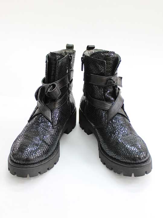 サイズ 20.5cm(33) 素材 本革 色 黒 汚れ、ダメージ等 キズ、汚れありません底減りほぼなし 使用感ランク A 性別 女の子 その他 特になし ＊使用感ランクは、Cを除き、あくまでも使用感のみ表すランクで、汚れ等は別欄で記載してお...