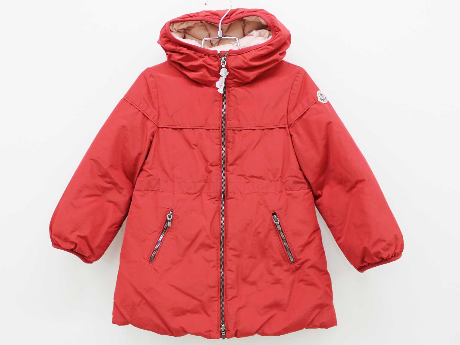 サイズ 104cm(4a) 素材 表：ポリ100％、裏：ナイロン100％、詰め物：ダウン90％、フェザー10％ 色 赤 汚れ、ダメージ等 首回り、内側に汚れ、ファスナー横と生地切替し付近に写真の様な汚れ、右手にも汚れ(写真4枚目)があります...