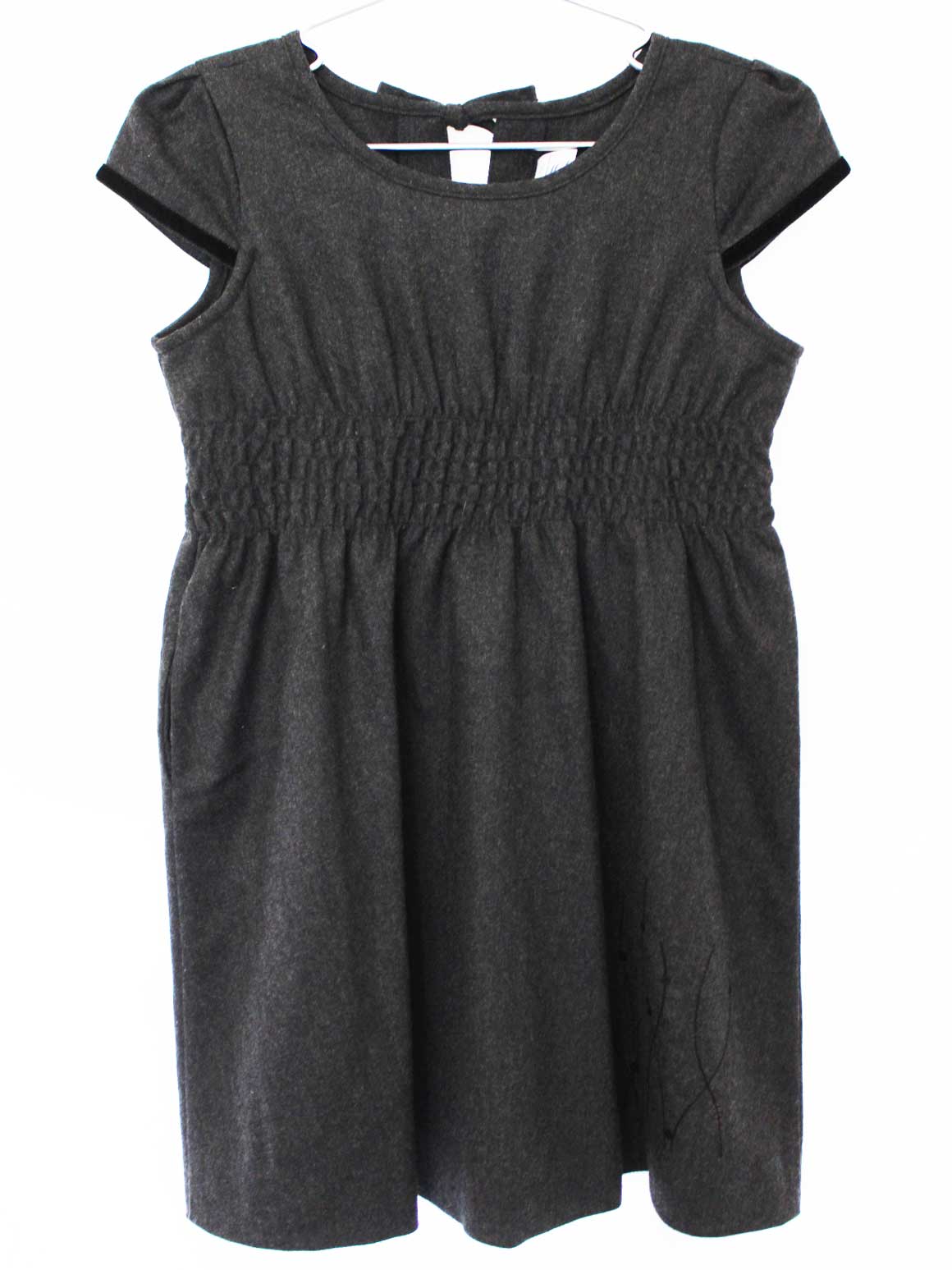 サイズ 100cm 素材 ウール98％、ポリウレタン2% 色 グレー 汚れ、ダメージ等 汚れ、色褪せはありません 使用感ランク A 性別 女の子 その他 着丈約52.5cm、右脇ポケットあり 背面首元、リボンで開閉します胸元下総ゴムで伸び縮...