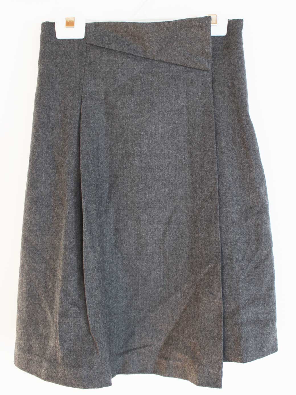 サイズ 140cm 素材 ウール98％、ポリウレタン2％、裏地：ポリ100％ 色 グレー 汚れ、ダメージ等 汚れ、色褪せはありません 使用感ランク A 性別 女の子 その他 前左腹部、ファスナーで開閉します ウエスト背面ゴム、アジャスター機...