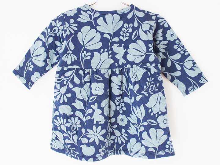 サイズ 81cm(18m) 素材 綿92％、ポリ8％ 色 ブルー 汚れ、ダメージ等 左腹部に薄い汚れがありますが、よく見ないと分からないような軽い汚れです 使用感ランク A 性別 女の子 その他 着丈約42cm 前首元、スナップボタンで開閉...