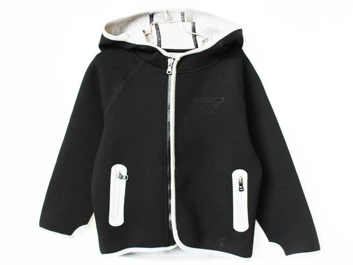 サイズ 118cm(6A) 素材 ポリ70％、レーヨン24％、ポリウレタン6％ 色 黒、グレー 汚れ、ダメージ等 品質タグ裏に記名跡があります。フードと前左ポケット下に軽い汚れ、脇周りなどに細かな毛羽立ち、袖口に細かな毛羽立ちと多少汚れがあ...