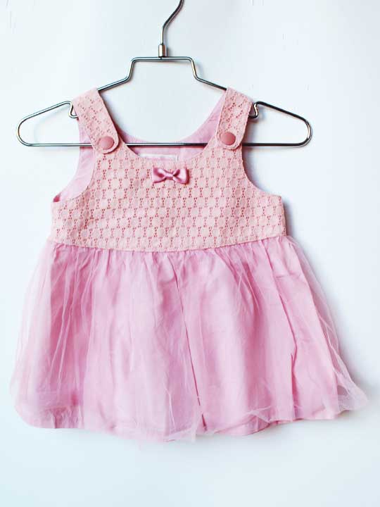 サイズ 70cm 素材 身頃：ナイロン65％、綿35％ スカート：ナイロン100％、裏地/綿100％ 色 ピンク 汚れ、ダメージ等 汚れ、色褪せはありません 使用感ランク A 性別 女の子 その他 身丈約36.5cm 胸元、スナップボタンで...