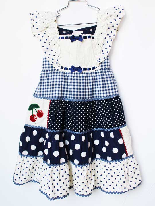 サイズ 130cm 素材 表・裏地：綿100％ 色 白、紺 汚れ、ダメージ等 汚れ、色褪せはありません 使用感ランク A 性別 女の子 その他 肩からの身丈約69cm 右脇にポケット・裏地付き 背面ウエストのリボンは取り外し可 背面中央、フ...