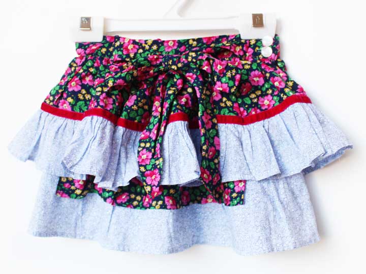 サイズ 90cm 素材 紺生地：レーヨン100％ 紫生地：綿100％ 色 紺、紫、ピンク 汚れ、ダメージ等 汚れ、色褪せはありません 使用感ランク A 性別 女の子 その他 左サイド、ボタンで開閉します ウエスト背面ゴム、シャツ生地 ＊使用...