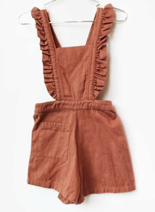 サイズ 116cm(6yr) 素材 綿59％、麻41％ 色 茶 汚れ、ダメージ等 ウエストなどに軽い色褪せがありますが、ほか汚れ等はありません 使用感ランク AB 性別 女の子 その他 肩紐、3段階長さ調節可 右腹部にポケット付き ＊使用感...