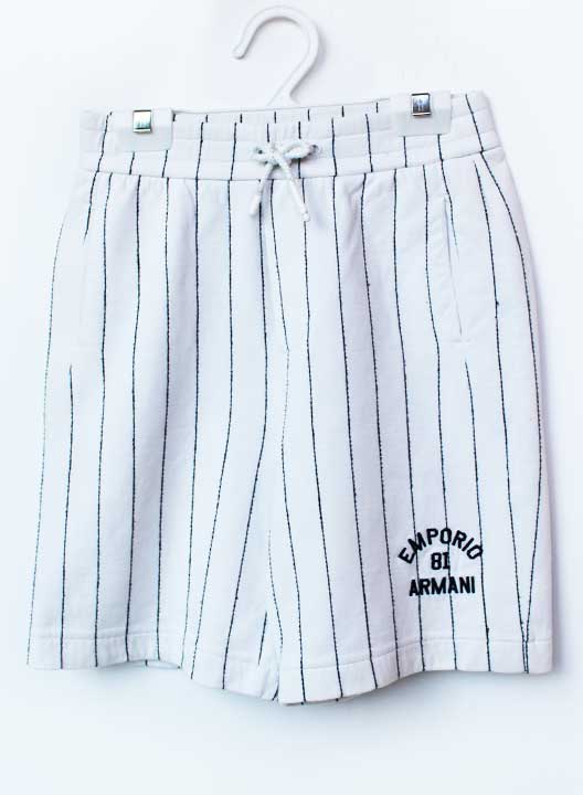 サイズ 130cm(8A) 素材 綿76％、ポリ18％、ポリウレタン6％ 色 白、黒 汚れ、ダメージ等 ウエストの紐の先に軽いダメージ、お尻などに細かな毛羽立ち、前左中央に薄い汚れがありますが、ほか汚れ等はありません 使用感ランク AB 性...