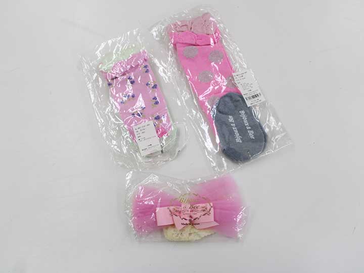 サイズ 靴下サイズ 水玉：9-13cm 花柄：フリーサイズ 素材 靴下 水玉：綿42％ アクリル26％ ポリエステル19％ ナイロン11％ ポリウレタン2％ 花柄：綿100％ ヘアバンド：ポリエステル 色 ピンク 汚れ、ダメージ等 使用感ラ...