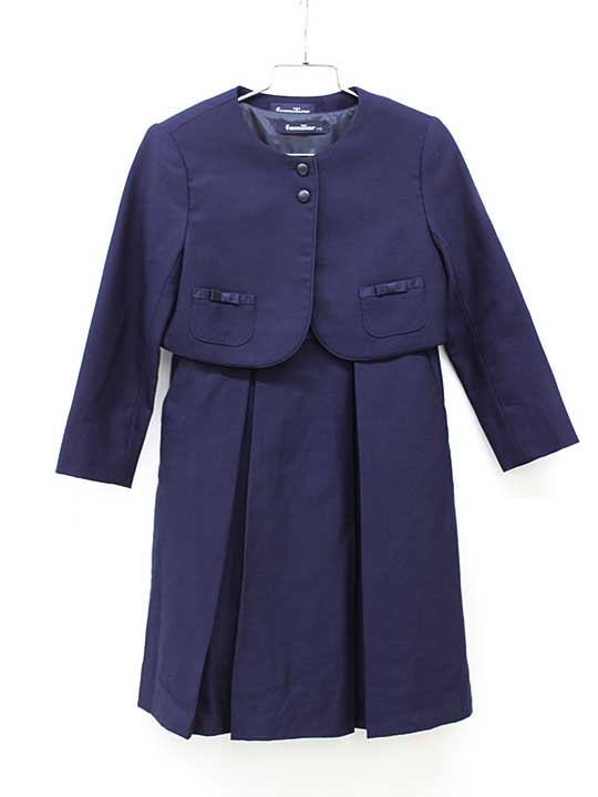 サイズ 115cm 素材 表地：毛100％裏地：ポリエステル100％ 色 濃紺 （1枚目の写真の色味が実物に近いです） 汚れ、ダメージ等 汚れや色褪せなし。 裾上げ跡有り。約2cm裾上げ 使用感ランク AB 性別 女児 その他 参考定価税込...