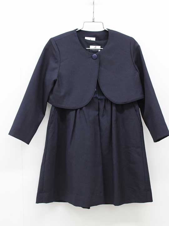 サイズ 110cm 素材 表地：毛100％裏地：ポリエステル100％ 色 濃紺 汚れ、ダメージ等 汚れや色褪せなし。 使用感ランク A 性別 女児 その他 【ボレロ】首元からの着丈：約24cm、袖丈：約36.5cm 【ジャンパースカート】肩...