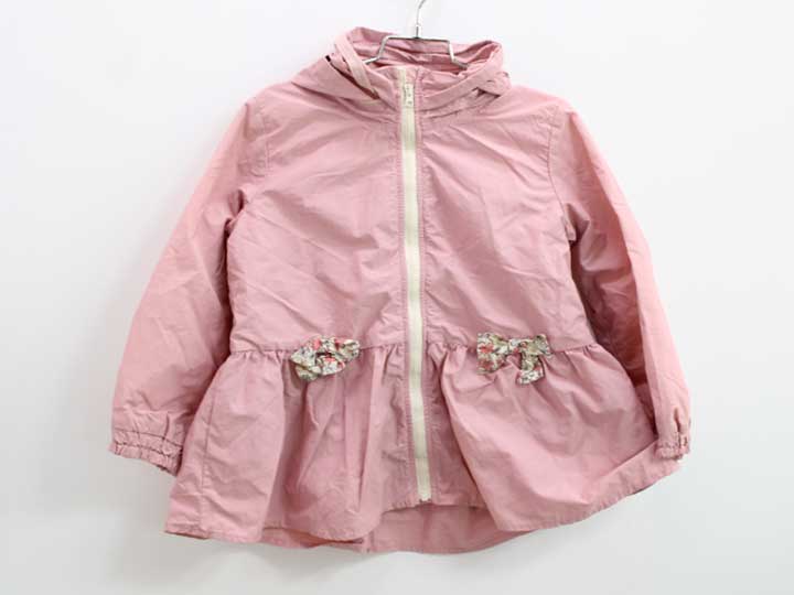 サイズ 110cm 素材 表地：ナイロン73％ 綿27％ 裏地：ポリエステル100％ 色 ピンク 汚れ、ダメージ等 左袖に軽い汚れがありますが、目立つものではありません。 使用感ランク A 性別 女児 その他 フード収納可能リバティ ＊使用...