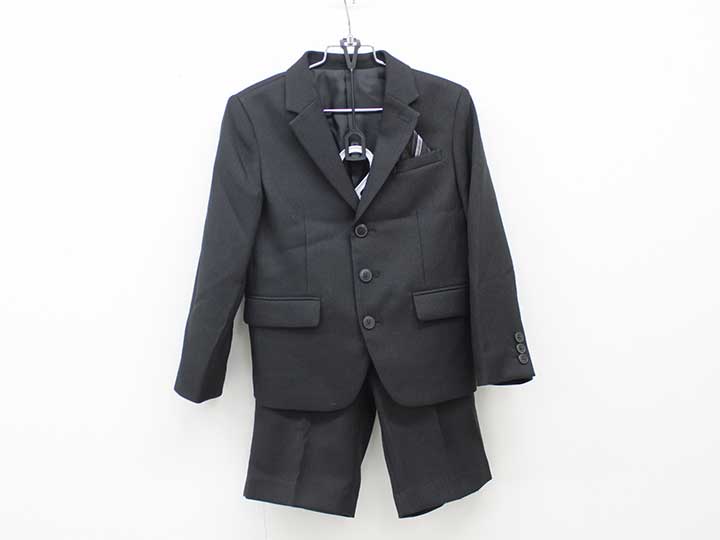 サイズ 120cm 素材 ポリエステル99％ ポリウレタン1％ 色 黒 汚れ、ダメージ等 汚れや色褪せなし。 使用感ランク A 性別 男児 その他 【ジャケット】着丈：約47cm 袖丈：約41cm 【パンツ】股下：約21cm　ウエスト総ゴム...