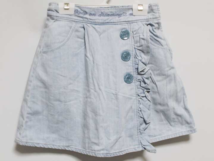 サイズ 150cm 素材 表地 綿100％ インナーパンツ ポリ100％ 色 ウォッシュがかったブルー 汚れ、ダメージ等 軽いアセを感じる部分と後ろ裾付近に写真3枚目のようなうっすらとした汚れがありますが、どれもあまり目立つものではありませ...