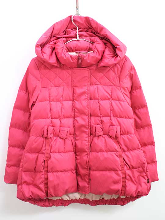 サイズ 140cm 素材 表・裏地・中綿：ポリ100％ 色 ショッキングピンク 汚れ、ダメージ等 襟首＆袖口汚れ、前後左右袖と腕、後ろ左端全体と前右リボン上辺り、左裾に軽い汚れあり。ネームタグに名跡あり。他は問題ありません 使用感ランク B...