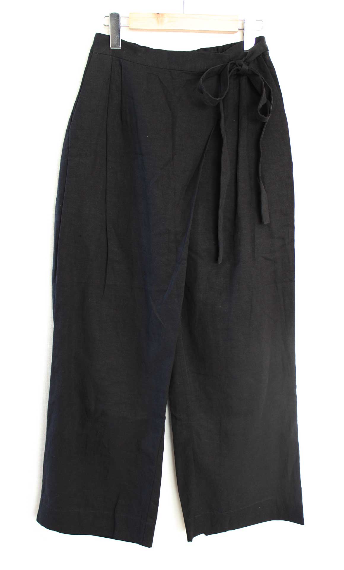 サイズ サイズ表記ありませんので実寸でご確認ください ウエスト幅約32cm　股上約47cm　股下約58cm　裾幅平置き約27cm 素材 再生繊維(セルロース)50％　リネン27％　綿23％ 色 ブラック/黒 汚れ、ダメージ等 汚れなし、ダメ...