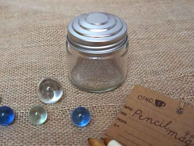 【商品サイズ】 ※下記のサイズはガラス瓶のみのサイズです。 本　体：ソーダガラス パーツ： ブリキ 容　量： 約90ml 口外径：約55.5mm 口内径：約46mm 最大径：約61.5mm 高　さ：約59.8mmいっぱい並べて駄菓子屋気分♪...