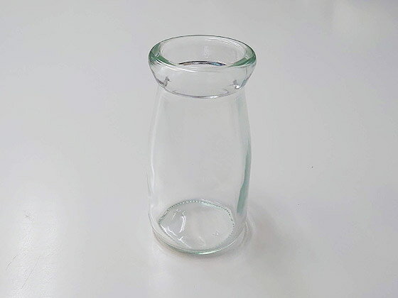 【商品サイズ】 本　体： ソーダガラス 容　量：約100ml 口外径：43mm 胴　径：48mm 高　さ：92mm手作りお菓子にも ガラス瓶 ドルチェ90 　小さい牛乳瓶のようなガラス瓶です。 　ゼリーなどのお菓子作りのほかに 　ビーズやボ...