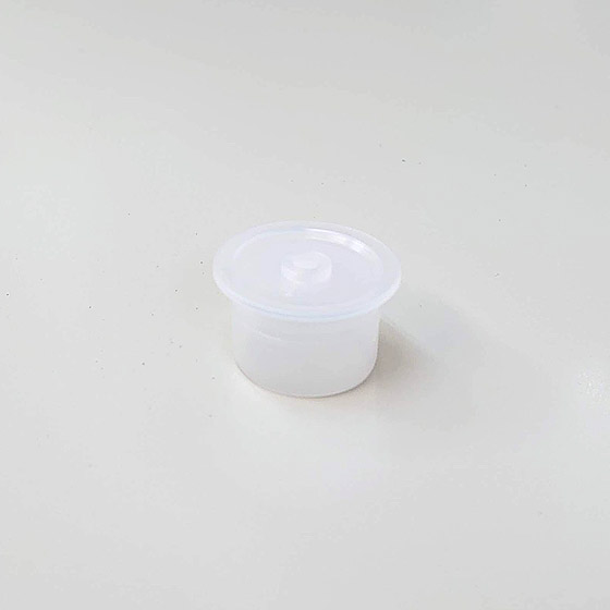 材質：ポリエチレンアロマや薬品保存におススメ♪ B3用穴開き栓 細口タイプ（B3）のガラス瓶用の穴開き栓です。 ポリエチレン製なので、薬品使用も可能です。 こちらの商品は弊社販売しております、商品名に「B3」と記載している瓶に 合うサイズと...