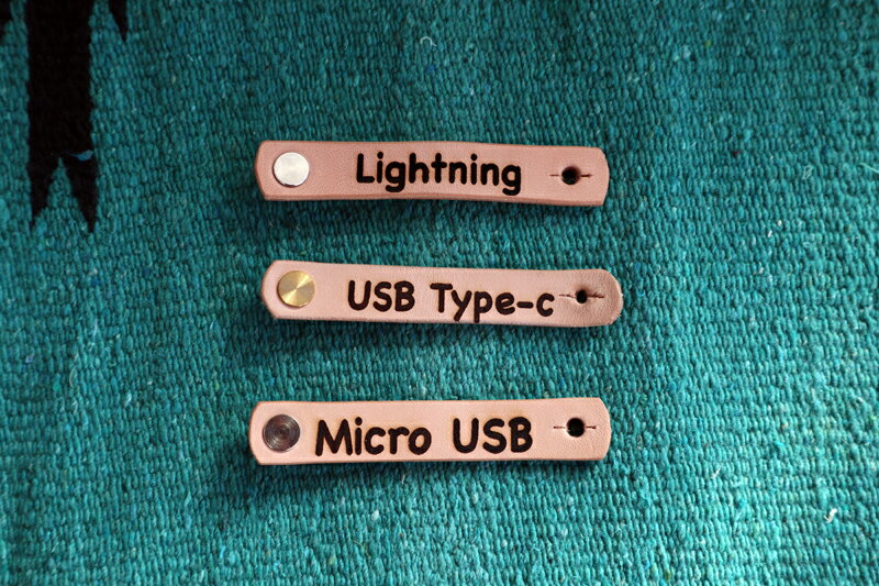 コード束ねるサドルレザー製のクリップです。 写真の文字は参考となりまして　レーザー刻印機による文字入れが出来ます。 備考欄に入れたい文字を記入お願いします。 長い文字だと小さくなります。 クリップ一つの値段です。 こちらの商品は　簡易包装で...