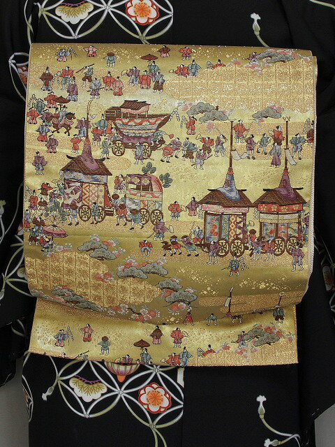 当店在庫処分 礼装用に最適 古典柄の西陣袋帯 商品の詳細 品質 絹 商品説明 I295 藤野留 黒留袖や色留袖など礼装用（フォーマル用）のお着物に最適な　西陣織の袋帯です。 格調高いお席にぴったりで　お着物姿もランクアップされる袋帯となって...