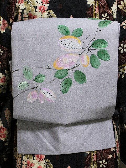 すぐに着用できます 季節に合わせて趣の柄を おしゃれな正絹名古屋帯 &nbsp; 商品の詳細 品質 絹100％ 商品説明 V7335-06 塚羽宇 こちらはすぐに着用できる　お仕立て済の正絹名古屋帯です。 趣のある柄で　季節を感じながらさり...