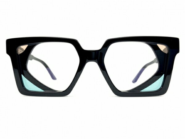 ブランド【クボラム KUBORAUM】について2012年、リビオ、セルジオ、アントニオの3人によってべルリンで生まれた革新的なアイウェアブランド。ブランド名は「キュービックルーム」を意味し、アイウェアを視力矯正具ではなく「マスク」として捉え...