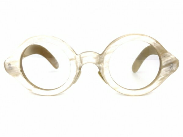 ブランド【セイムオールドデイズ Same Old Days】についてバンコクのヴィンテージ眼鏡店「Same Old Days」が手がけるオリジナルブランド。そのコレクションは、ヴィンテージの美学と現代的な感性を融合させた特別なアイウェア。コ...