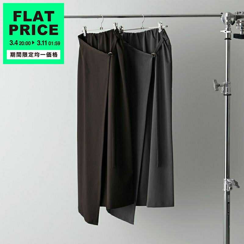 商品説明 ラップデザインのロング丈スカート。 メタルパーツとスーツ生地が上品な印象。ストレッチが効いているのでイージーな履き心地です。 足さばきのしやすいスリットが内側に入っているのも嬉しいポイント◎ ラインを拾わず、どんなトップスともバラ...