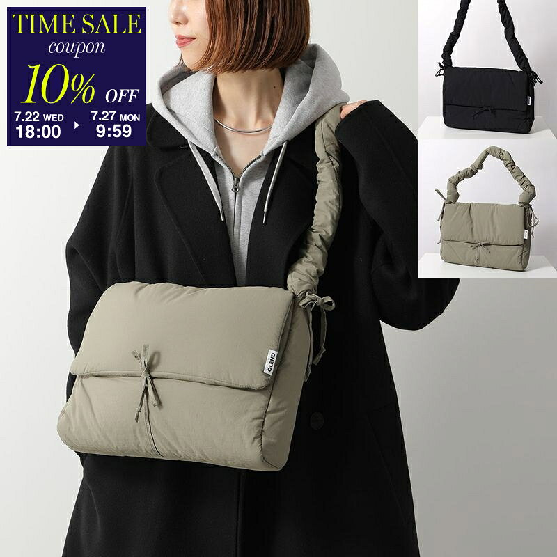 商品説明 ・スクエア型のすっきりとしたフォルムのパフバッグ『LARGE NINA BAG』 ・撥水ライトナイロン素材を使用 ・紐と2つのマグネット開閉 ・内側メインコパーメントにオープンポケット×2、ベルクロ開閉ポケット×1 ・外側背面にフ...