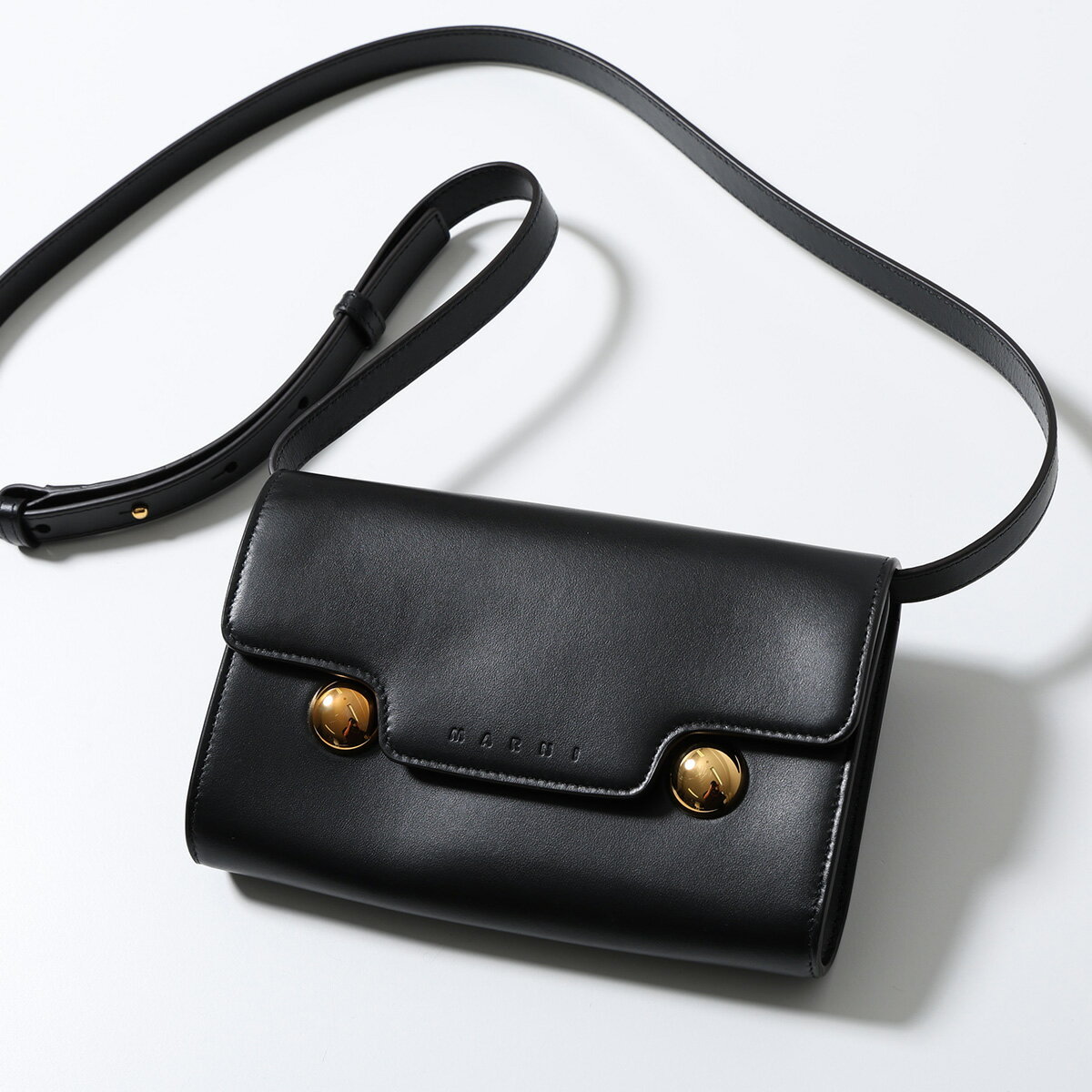 商品説明 ・スムースカーフレザー製 ショルダーバッグ ・フロントフラップに、2つの特徴的なメタルスタッズのディテール付き ・コンパクトなデザイン ・内側はメインコパーメントにカードポケット×3 ・調節・取り外し可能なスライド式ストラップ ・...