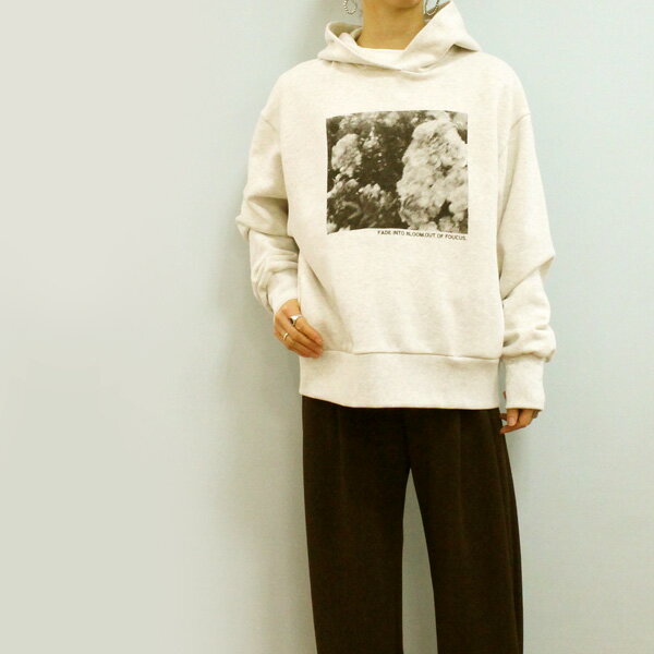 裏起毛プリントフーディ☆ ゴアゴア感のないすっきりした裏起毛スエット素材。 オーバーサイズですがオーソドックスなシルエットでとても使いやすいです。 胸元のフォトプリントはぼかした花柄になっています。 手洗い可 素材 綿100％ （リブ）綿9...