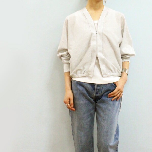 ドライレーヨンVネックカーディガン☆ 〈MACPHEE〉定番の、滑らかなタッチとほのかな光沢感が特徴のレーヨンポリエステルリネン素材を使用したニットシリーズ。 ドライなタッチで汗ばむ季節にもぴったりのアイテム。 ジップアップにゴムを入れた裾...