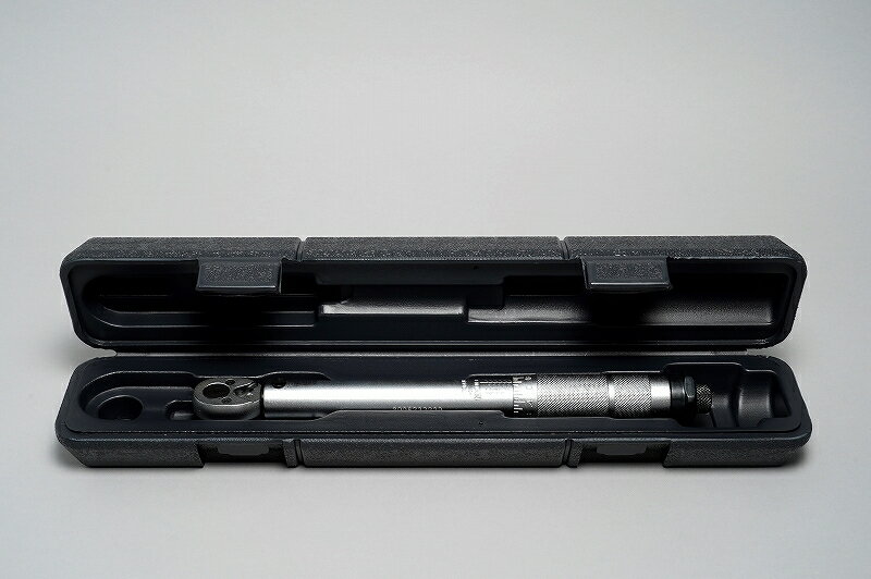 ■特長 ネジ、ナット締め込み時のトルク管理に便利なトルクレンチです。 最小目盛単位 0.1N・mと細かいトルク管理に対応した製品です。 計測幅が広く、汎用性が高いトリクレンチです。 ±4％と高精度なトルクレンチです。 ラチェットは24枚歯/...