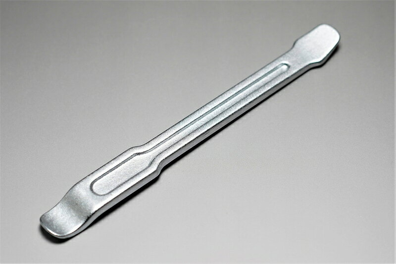 ■特長 汎用性の高いタイヤレバーです。 CR-V(焼入)材質でプロも納得の品質です。 ■カラー 本体カラー シルバー ■内容品 タイヤレバー ■サイズ 全長 205mm 幅 20mm 重量 135g前後 ■製品詳細 材質 CR-V(焼入)