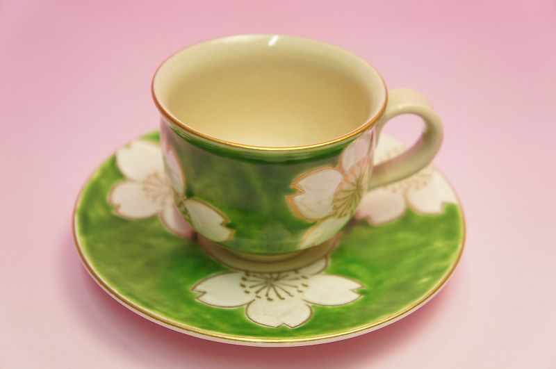 大胆に描かれた桜の花が美しい碗皿。金のフチが豪華さを増し、軽くて、薄めです。上品な雰囲気は、今日を特別な1日へと変えてくれそう！コーヒー好きの方への贈り物や、マイカップとしてどうぞ。清水焼 カップ：直径7．5×高さ6cmソーサー：直径13．...