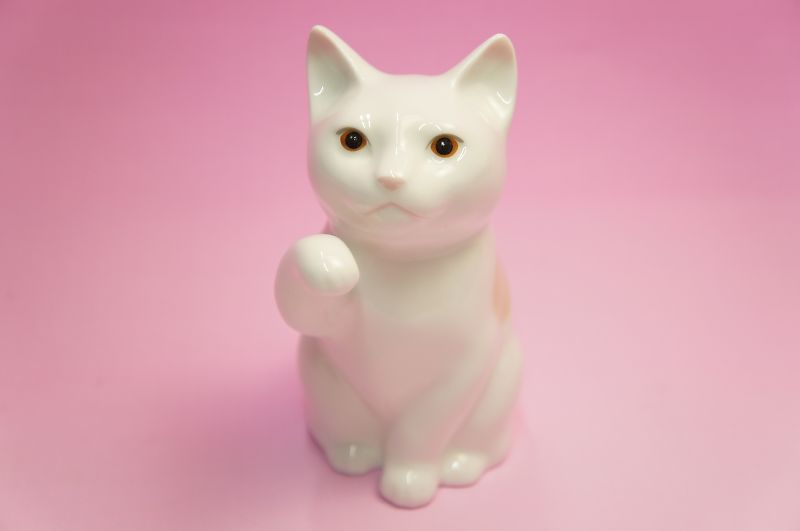 上品な雰囲気の、招き猫の置物。右手を挙げて、お金を招いてくれています。（金運招き）どうぞ、お部屋にお飾りください。ノリタケ T54553/AC363 5．5 ×5．58 × 高さ 8 cm ボーンチャイナ ●分類：インテリア ● 「ノリタケ...