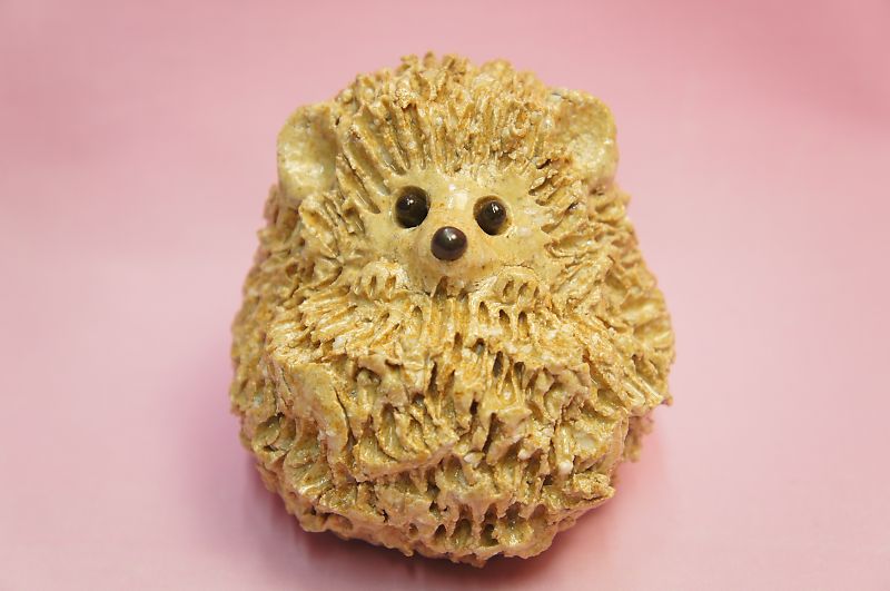 ゴツゴツとした触り心地の荒土で出来たハリネズミ。前から見ても横から見ても、後ろから見ても、完璧な可愛さ。あたたかな色合いのハリネズミを、あなたのお側にどうぞ。信楽焼 8×8．5 × 高さ 8cm ●分類：インテリア ● 「信楽焼」の商品をも...