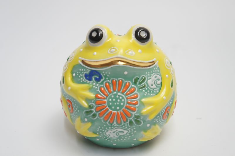 コロンとまん丸い形が可愛いカエル。ツルンと滑らかな磁器に、立体的な模様が描かれています。カエルは、「無事にかえる」と言って縁起がよい。お部屋や玄関に飾って、お楽しみください。また、一つ一つ手描きのため、個体差があります。予めご了承ください。...