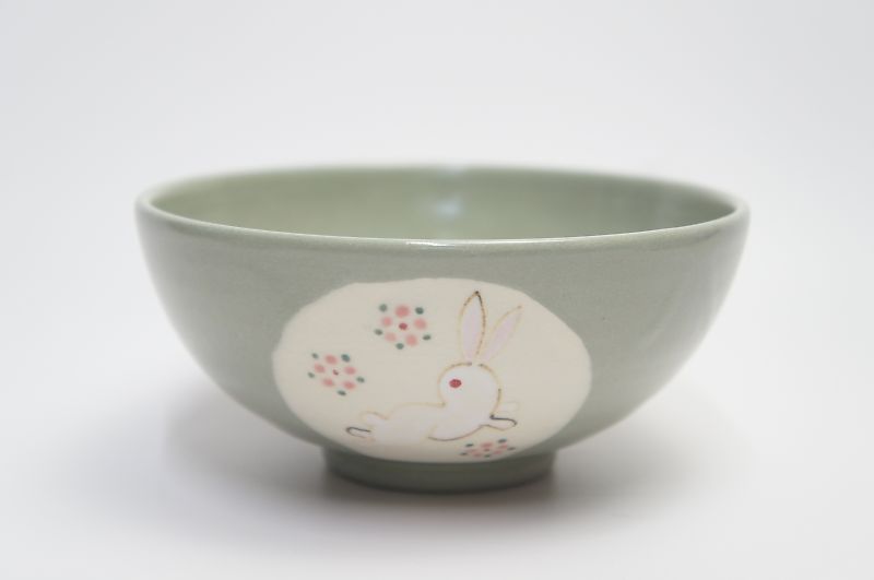 落ち着いた色合いに上品な手描きの兎が映える陶器製ご飯茶碗。軽くて安定もよく、ツルンと滑らかな地で、口触りもよい。「うさぎ」は、飛び跳ねる姿には飛躍や上昇などの意味があり、長い耳は福を集めると言われています。他にも、家内安全と平和も意味します...