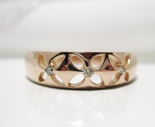 商品詳細 ■素材　：K18PG ■ダイヤ：0.04ct ■最大幅：5.5mm ■重さ　：2.6g ■サイズ：6〜18号 ■お届け：3週間女の子が大好きなピンクゴールドの透かし花模様リングです。 3つのお花の中心にダイヤを飾った可愛い仕上がり...