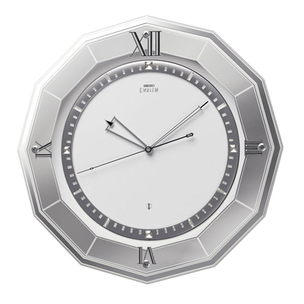 衛星電波ムーブメント採用のセイコー　壁掛け時計　エンブレム HS555S　（SEIKO EMBLEM） 文字板の目盛りにはクリスタルガラスをふんだんに使い、美しい煌めきの時を表現しています 衛星電波を受信して時刻を合わせる掛時計です （なお...